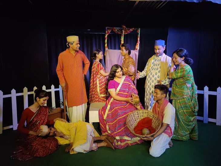 A locket was lost on the stage, the story tickled the audience