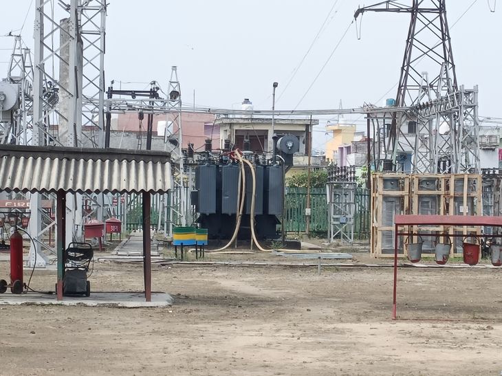Transformer went bad, villagers filled water with the help of generator ...