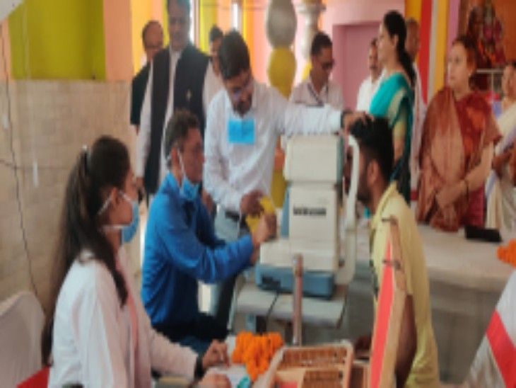 Free eye checkup of 325 people in the camp organized in Panchdev Dham ...