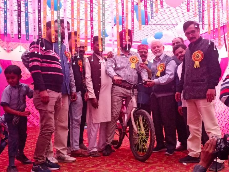 Science exhibition, food stalls, games and swings set up | बिलासपुर में ...