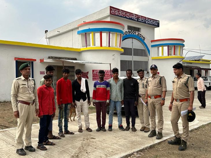 Jail for seven accused who transport teak tree on bicycle | वन विभाग की ...