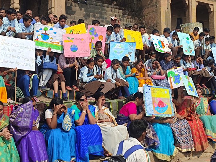 Pledged to clean Ganga by forming a human chain | काशी में विश्व जल ...