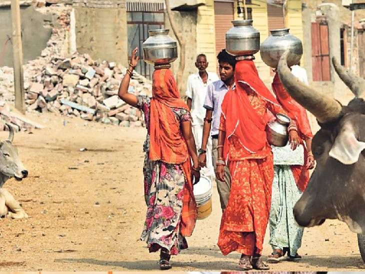 Long queues at handpumps, women fetching water by placing a garri on ...