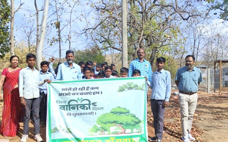 Rally taken out from Bhandaria Hanuman temple | विश्व वानिकी दिवस पर ...