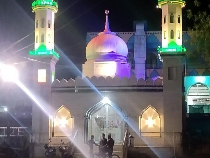 Decoration in the mosques of Dhamnod and Dharampuri; The first fast ...