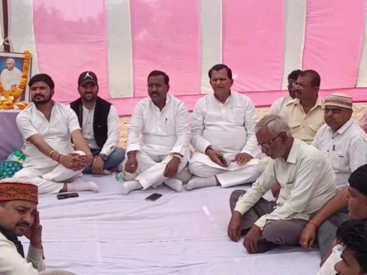 former-minister-kamleshwar-patel-started-an-indefinite-strike-in-front