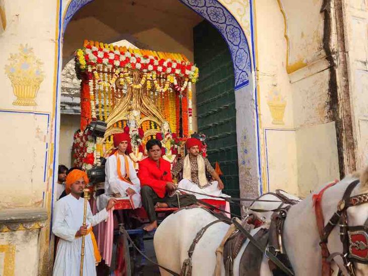 The historic Isar-Gangaur ride that came out of the fort, people ...