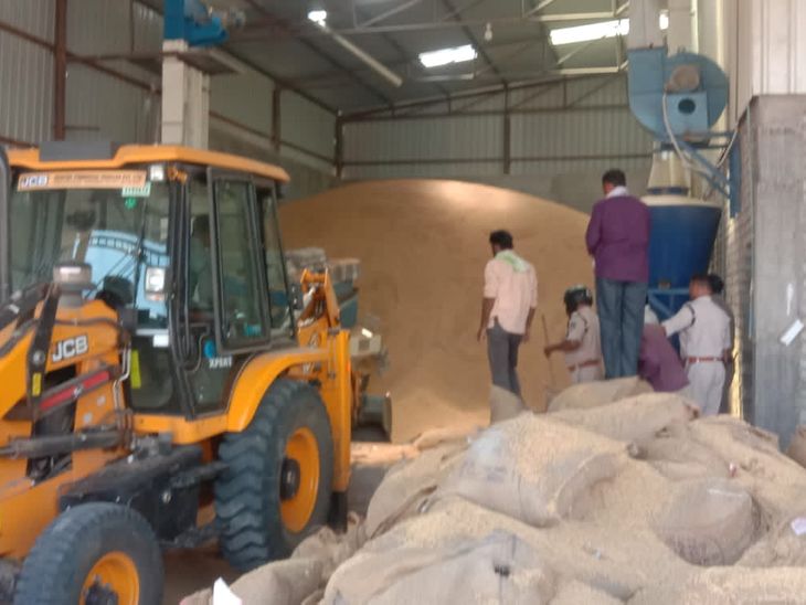 The dead body of one laborer was taken out, the administration engaged ...