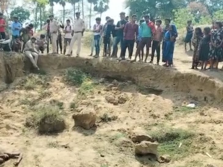 Headless dead body found buried in soil in Nalanda, The dogs were ...