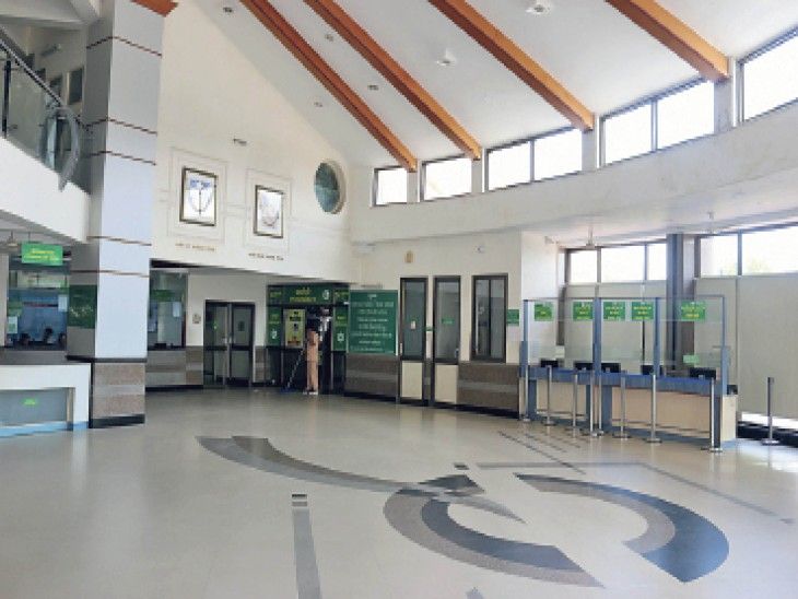ICU of private hospital, general ward empty, gate locked, load ...