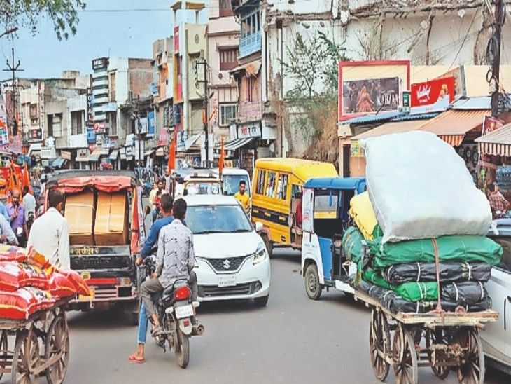 Only 15 feet left of 40 feet road, traders kept goods on the road ...