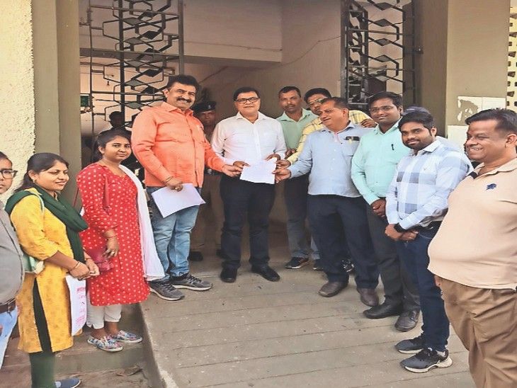 Patwaris submitted memorandum to SDM in the name of Principal Secretary on three point demands ...