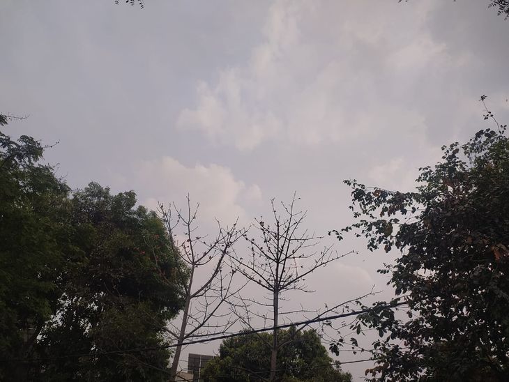 Dark thick clouds covered the sky throughout the day, drizzle occurred ...