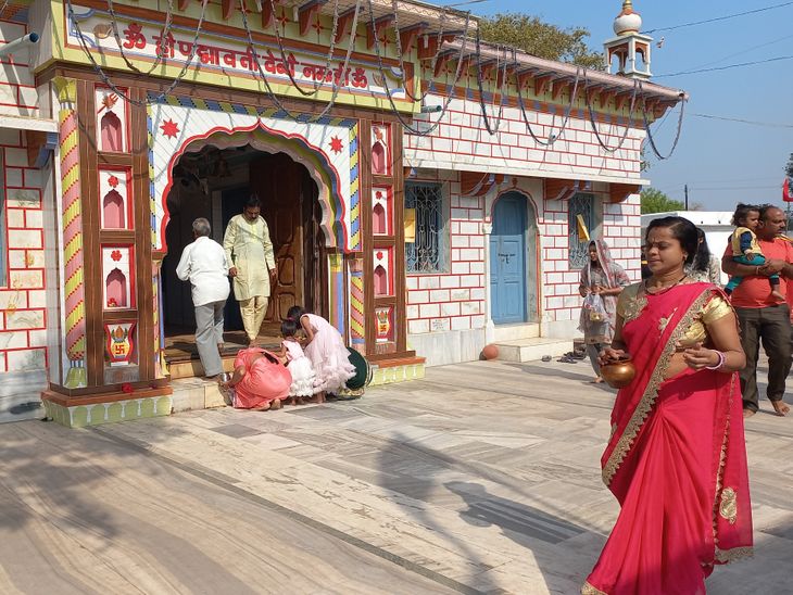 Maa Padmavati Badi Devin Temple is wonderful, offering water and asking ...
