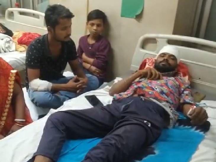 Miscreants attacked the young man outside the house, admitted to MBS hospital | लड़कियों पर ...