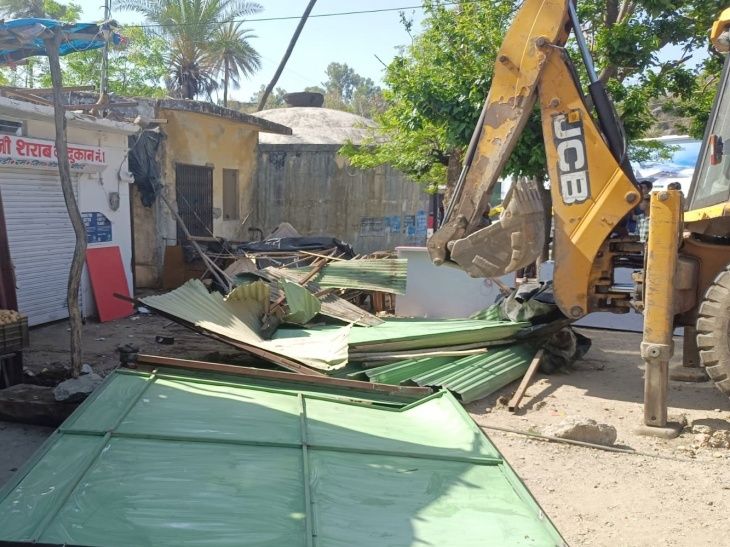 Fine of Rs 25,000 recovered from the spot, thadiyan demolished | पालिका ...