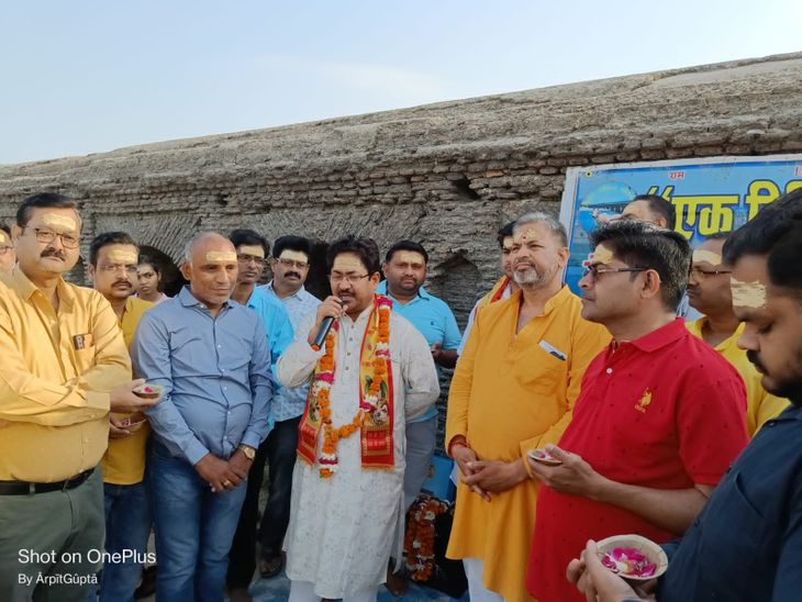 DM performed Yamuna Maiya's aarti with devotees in Auraiya, donated lamp | यमुना जयंती पर तट पर ...