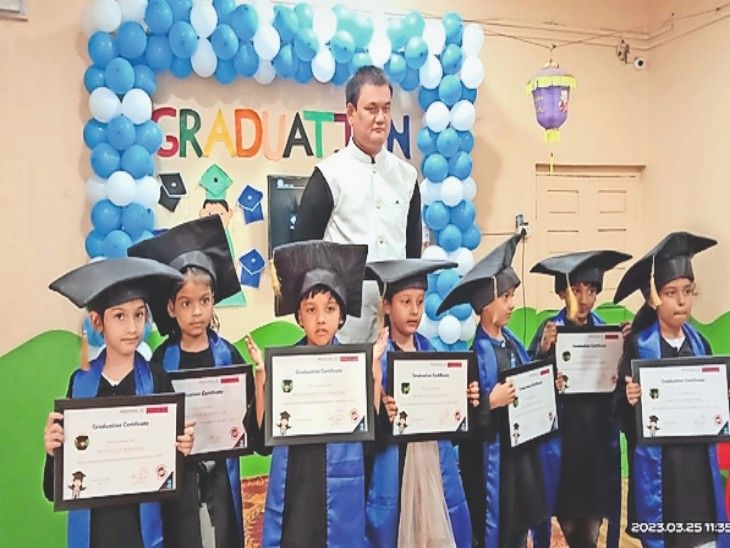 Graduation ceremony held at Kids Zee Play School | ग्रेजुएशन सेरेमनी ...