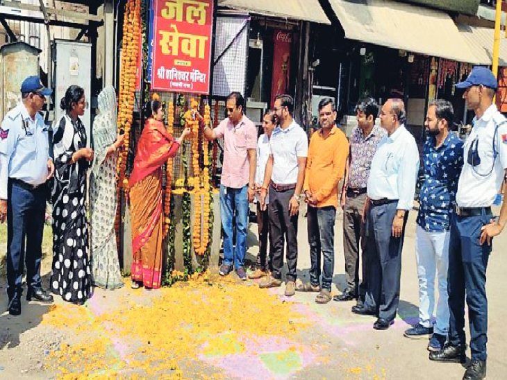 Inauguration of water cooler by transgender chief | किन्नर समाज को ...