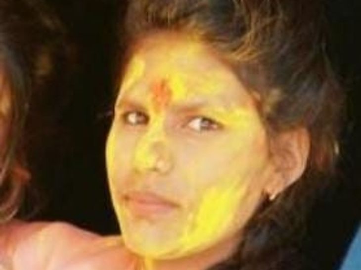 The girl's foot slipped when she went to fill water, fell into the well ...