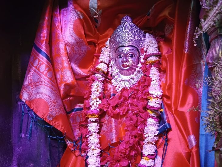 Devotees throng the temple of Goddess Mangala Gauri in Varanasi ...