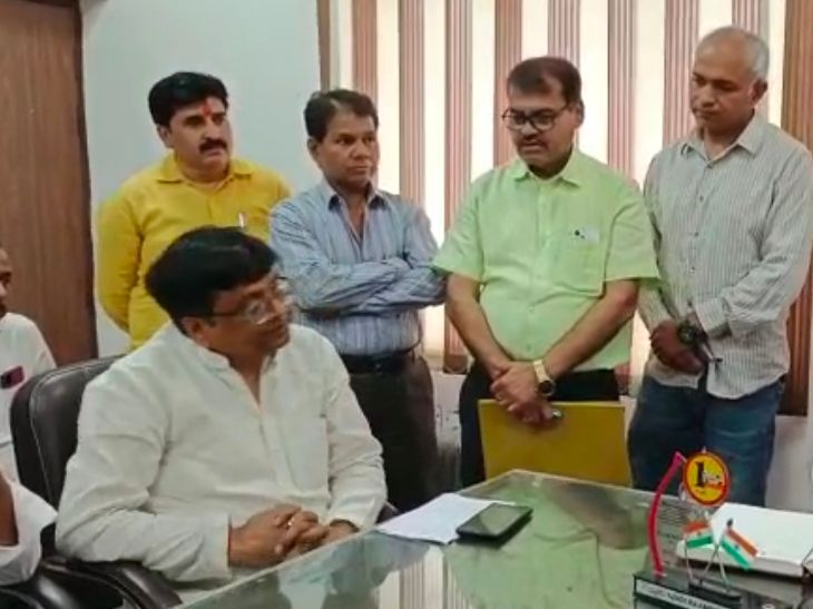 Teacher MLC Arun Pathak reached Kashiram Hospital on surprise inspection, expressed his ...