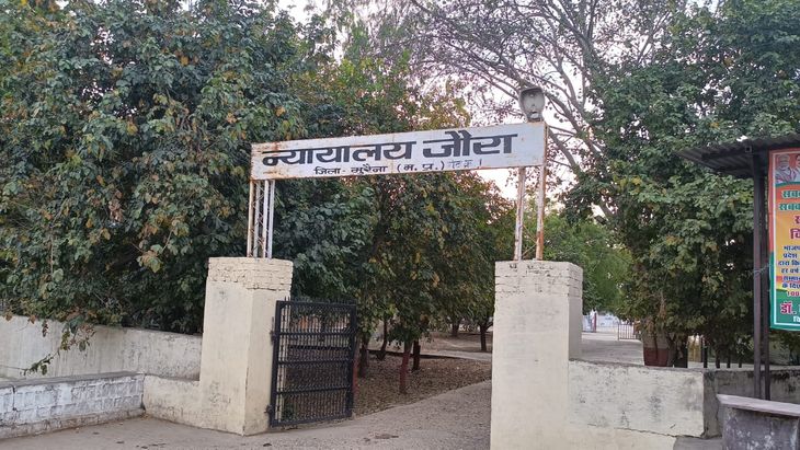Prisoner standing in the dock in Jaura Court, ran away dodging the ...