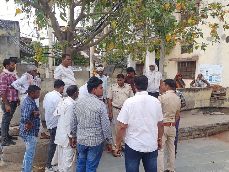 The driver was going to reach Mandrayal with a new tractor from Hindaun ...