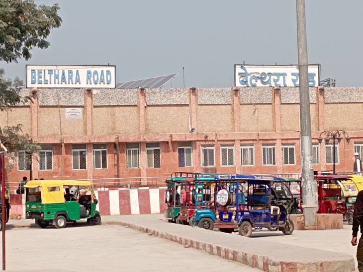 Railway department's warning, keep distance from railway track and ...