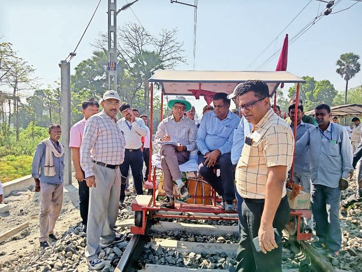 The special train ran from Chakia on the new track at a speed of 130 ...