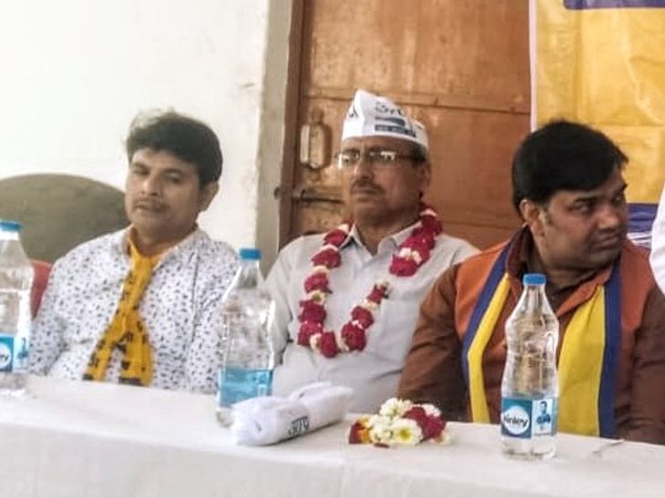 Newly appointed district president of AAP party discussed with workers ...