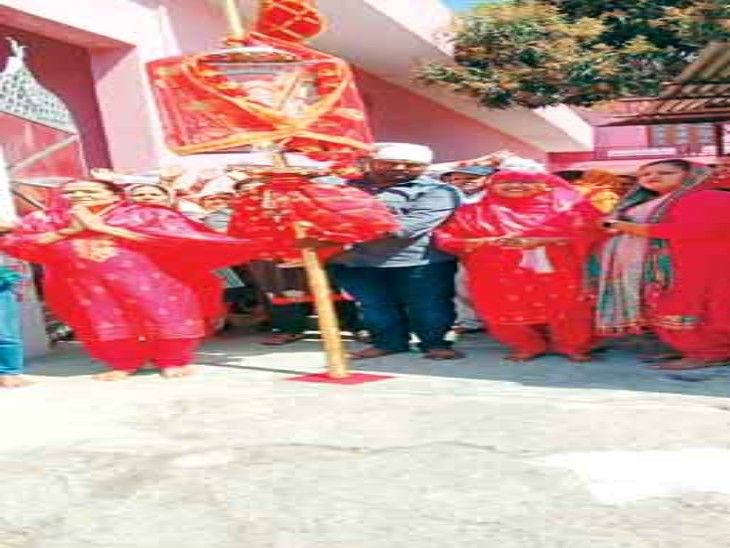 Devotees bowed down in the court of Kamakshi Devi under the leadership ...