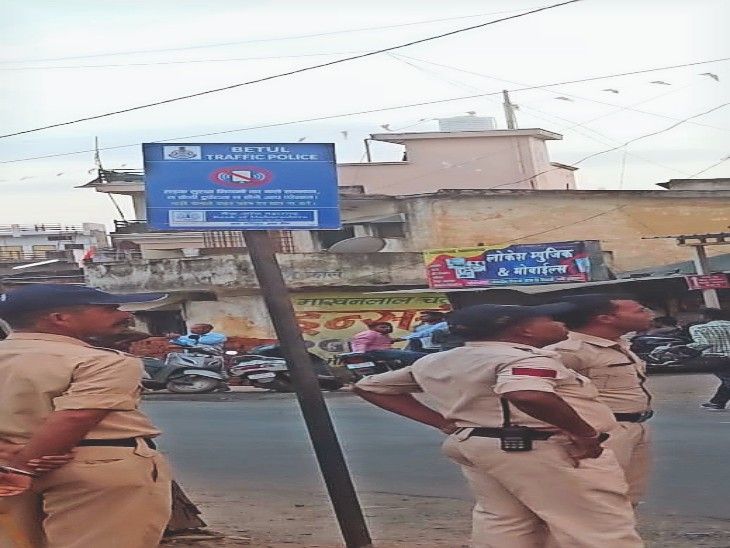 Traffic awareness boards installed at 75 places including city squares ...