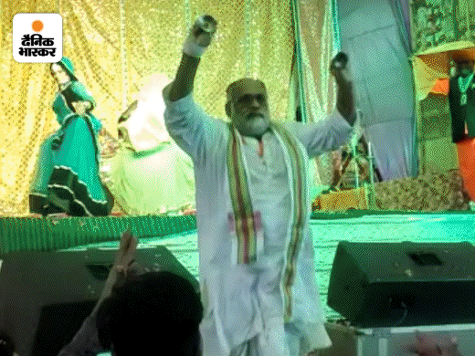 Umakant Sharma danced wearing Ghaghra during Chaitra Navratri in Sironj ...