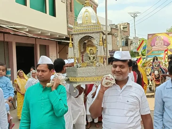 Shobha Yatra taken out after Prabhat Pheri, women sang auspicious songs | पाली में मनाई गई ...