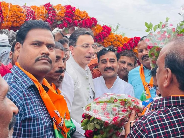 The MLA welcomed on the first arrival, | हरदोई पहुंचे लोक निर्माण ...