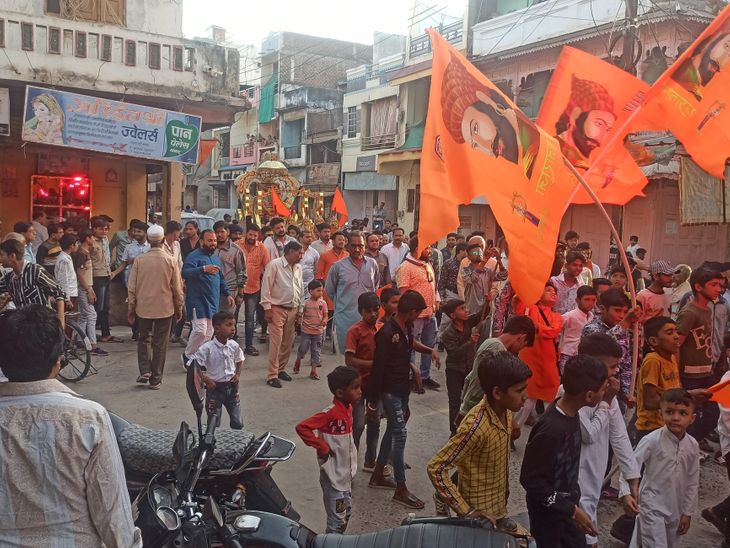Lord Ram riding on the royal chariot in Manavar, the city echoed with ...