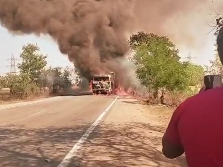 Bike hit the fuel tank of Hiva, Accident on NH-139 in Aurangabad, both ...