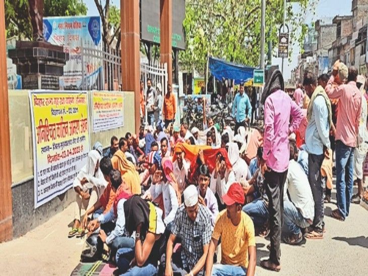 Angry candidates staged a sit-in over the delay in the restoration ...
