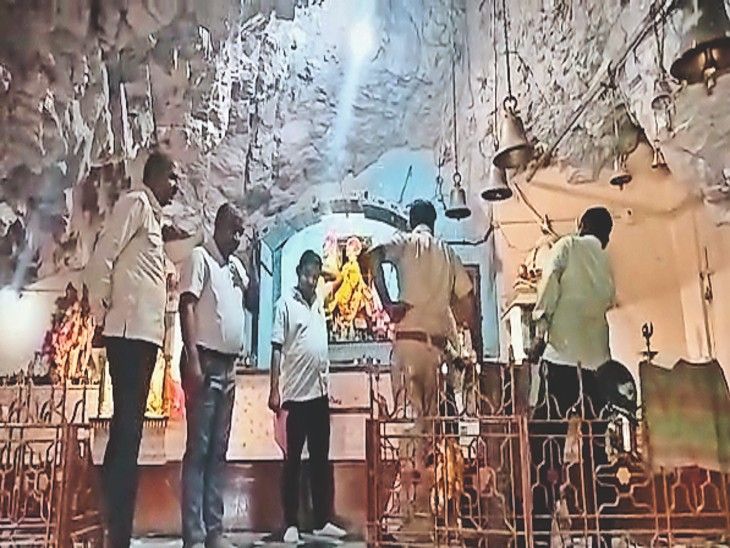 Broke the locks of Mallinath temple, umbrella and cash | चाेरी की ...