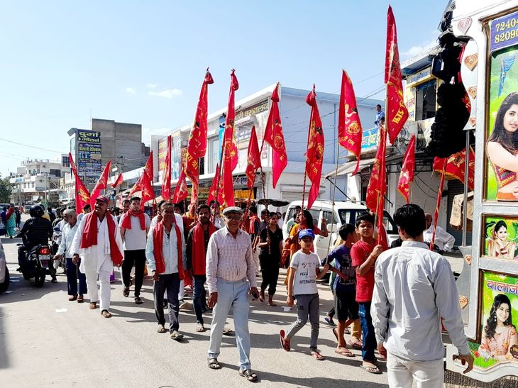 Bajrang Bali was made to visit the town, welcomed by showering flowers ...