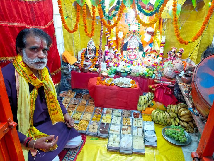 Tableau of flower bungalow decorated in temples, offerings of Chhappan ...