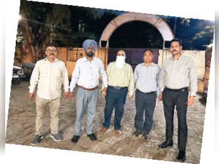 26 lakh bribe taken from landlord for settlement of income tax notice ...