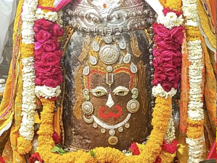 Divine makeup of Lord Mahakal on Hanuman Ashtam | गुरुवार भस्म आरती ...