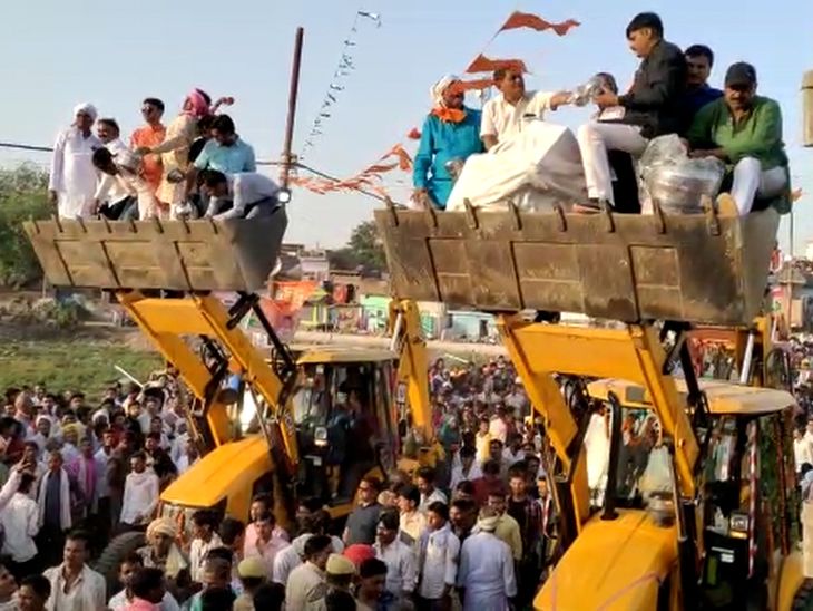 ride on a bulldozer's bucket and pass through power lines | हमीरपुर में ...
