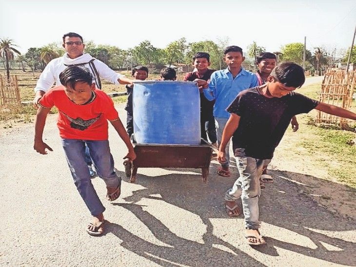 Chapakal failed in school, children are carrying water in drums from ...