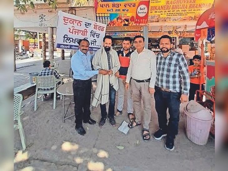 Pandit Rao Dharnevar honored shopkeepers for putting up boards in ...