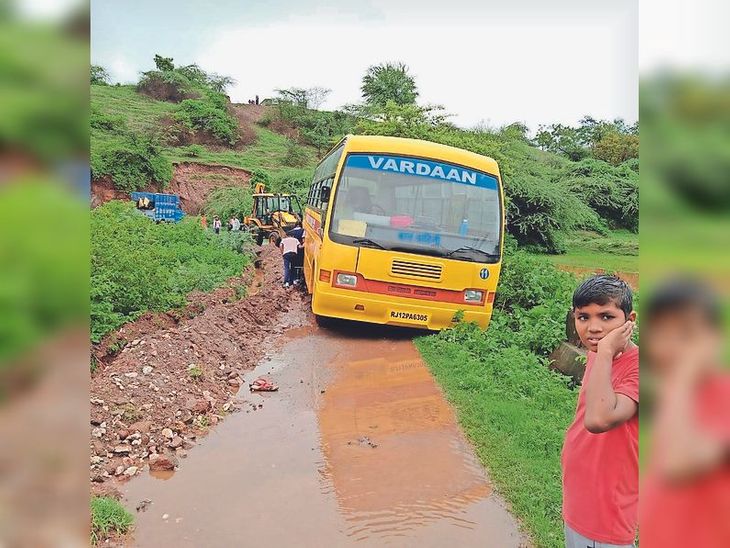 Mud caused by rain on the road dug to lay the pipeline, the school bus ...