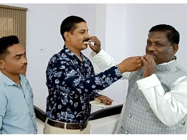 Dispute resolved between MLA Brihaspat Singh and bank employees, fed sweets to each other, MLA ...