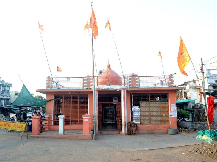 Allegations of VHP-Bajrang Dal- Contractor building temple different ...
